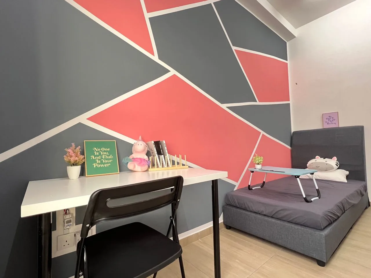 MIDDLE ROOM WITH FREE WIFI AND FULLY FURNISHED AT | RoomGrabs