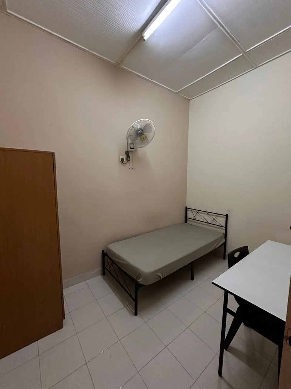 A Fully Furnished Middle Room | RoomGrabs